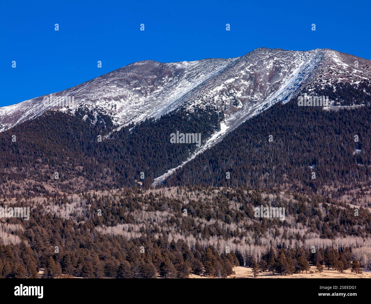 Peaks winter hi-res stock photography and images - Alamy