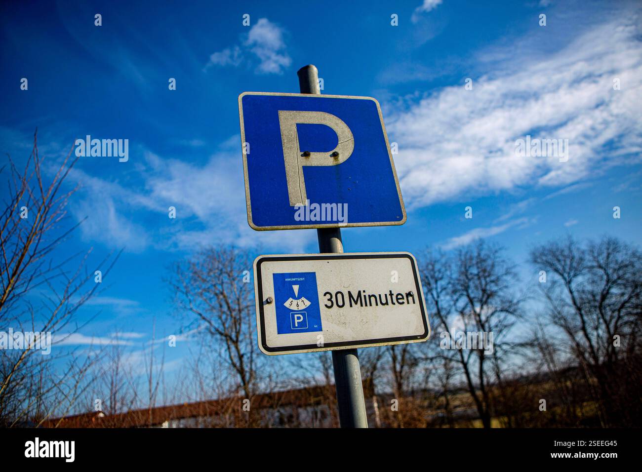 Ein Schild weist auf einen Parkplatz hin, auf dem maximal 30 Minuten ...