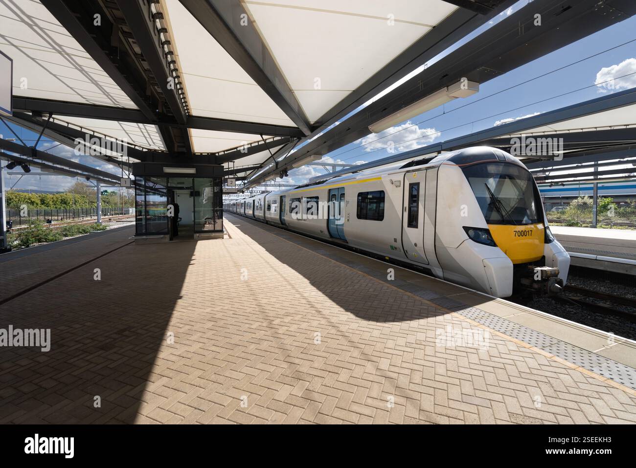Modern train at Brent Cross West station platform 1. Sunny day, train ...