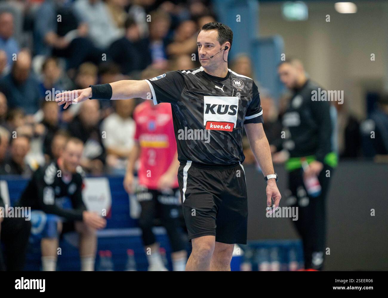Gummersbach, Deutschland. 08th Feb, 2025. DHB Handballschiedsrichter ...
