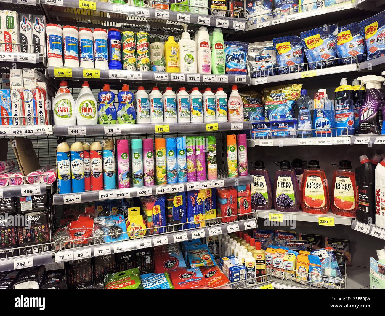 Supermarket shelf variety cleaning products hi-res stock photography and images - Alamy