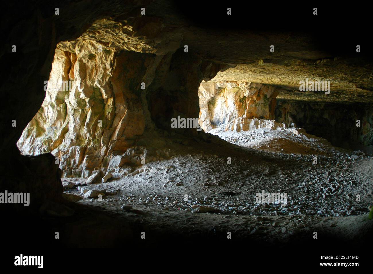 Sun light shining inside cave hi-res stock photography and images - Alamy