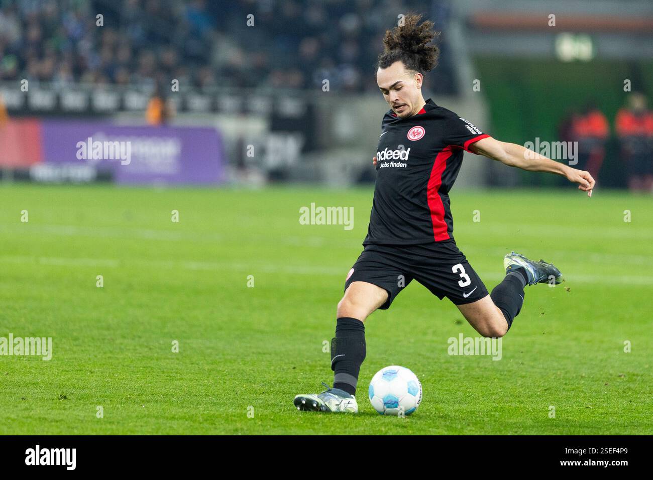 Arthur Theate (Eintracht Frankfurt #3). Bundesliga, Borussia M ...