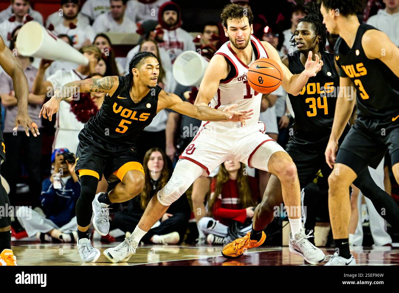 Tennessee guard Zakai Zeigler (5), left, pressures Oklahoma forward Sam ...