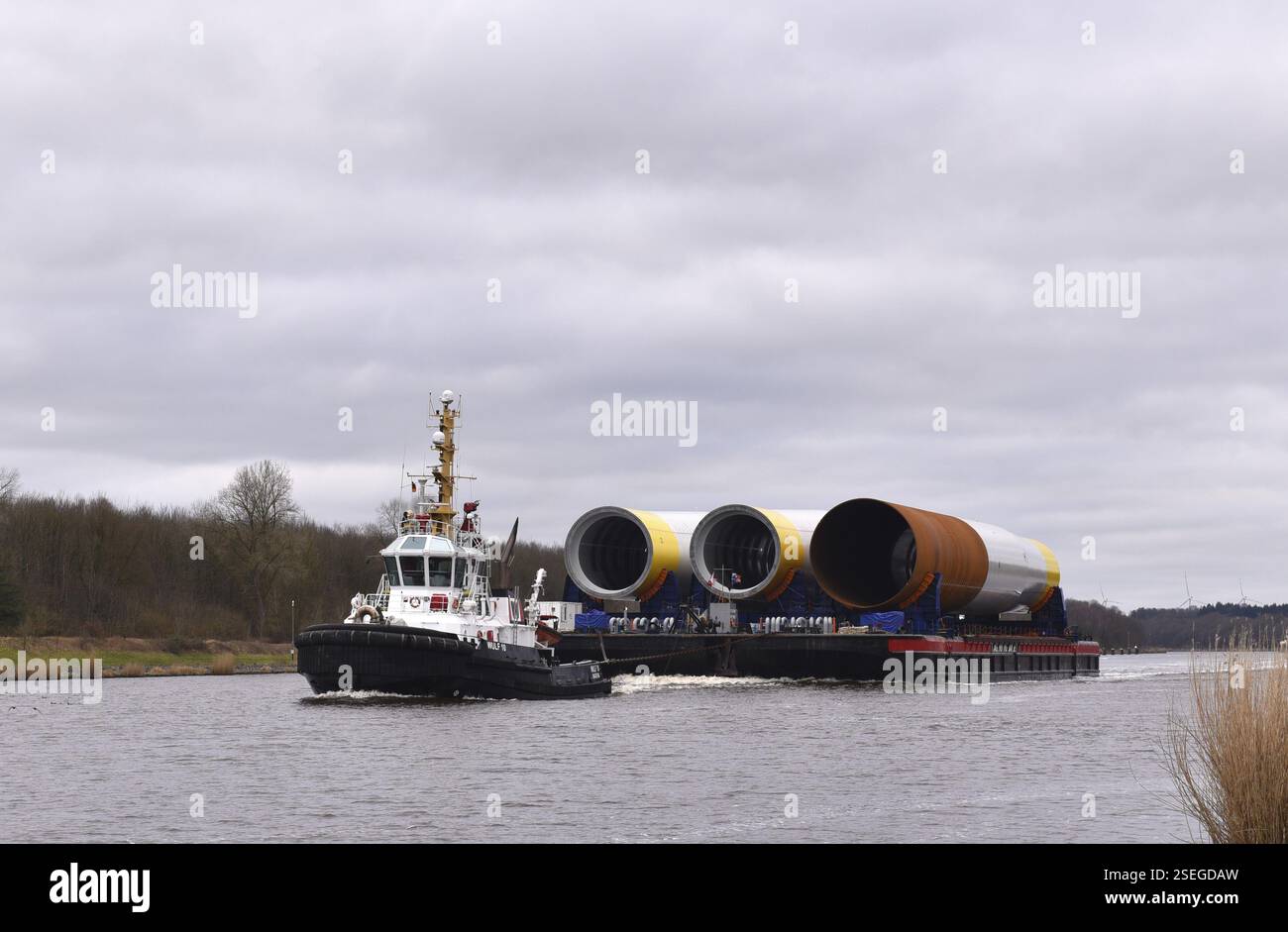 Tugboat Wulf 10 towing monopiles for offshore foundations on a floating ...
