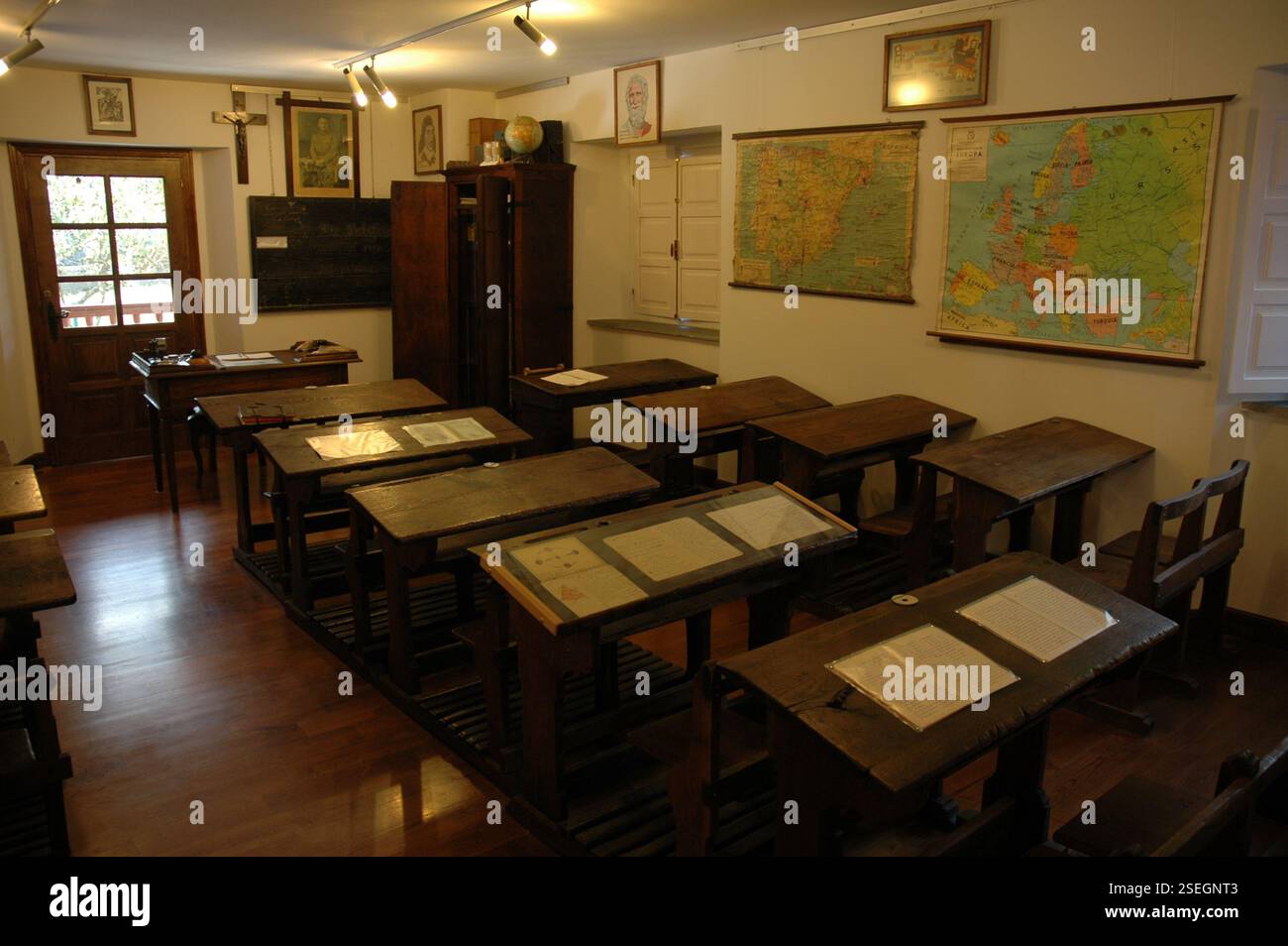 OLD SCHOOL CLASSROOM Stock Photo - Alamy