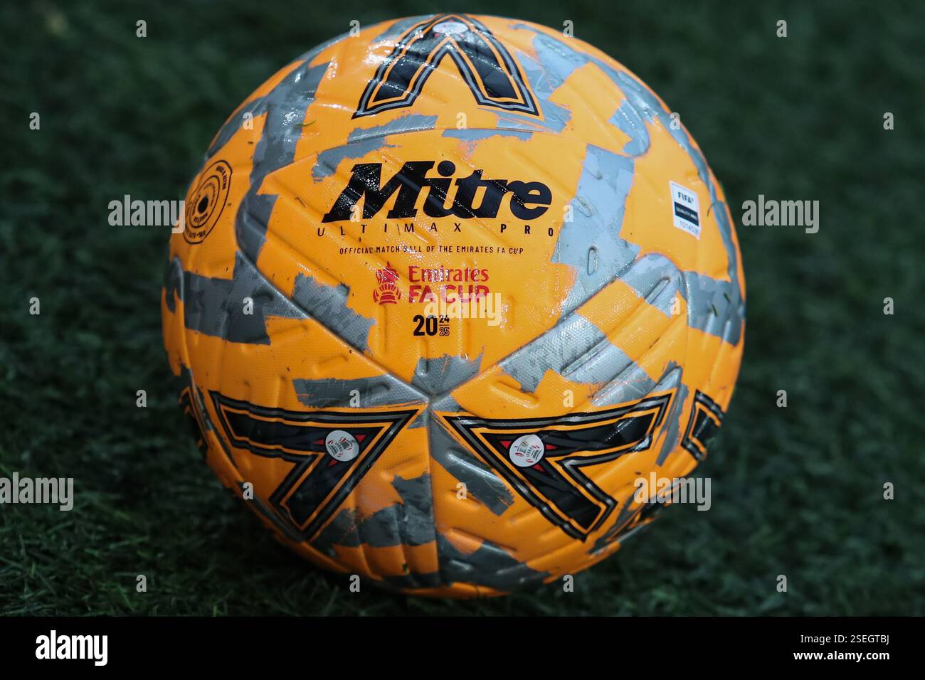 Mitre ulti max pro emirates f a cup hi-res stock photography and images ...