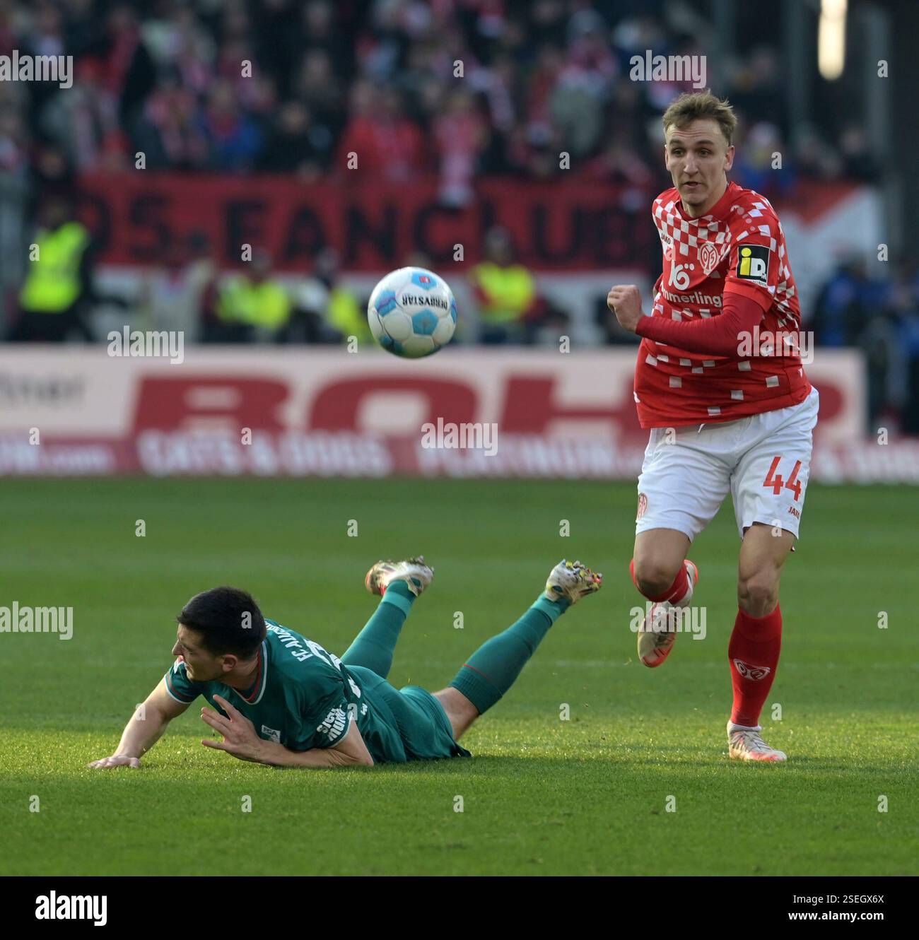 Keven Schlotterbeck (li) gegen Nelson Weiper fotografiert beim Fußball ...