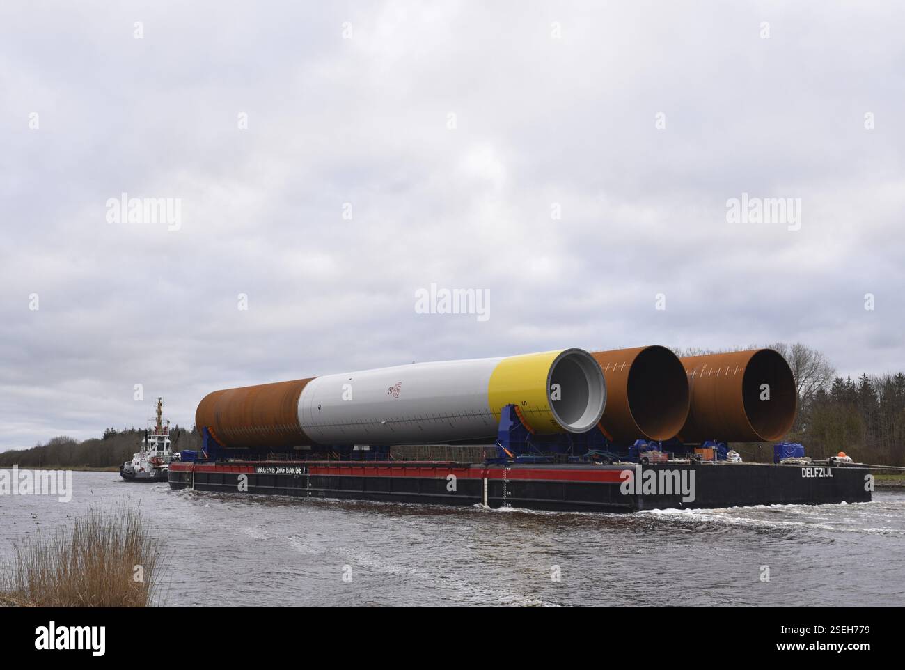 Tugboat Wulf 10 towing monopiles for offshore foundations on a floating ...