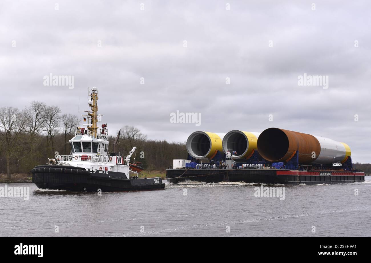 Tugboat Wulf 10 towing monopiles for offshore foundations on a floating ...