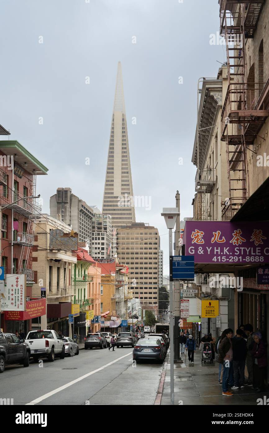 Pedestrians and cars on a San Francisco street, near the Transamerica ...