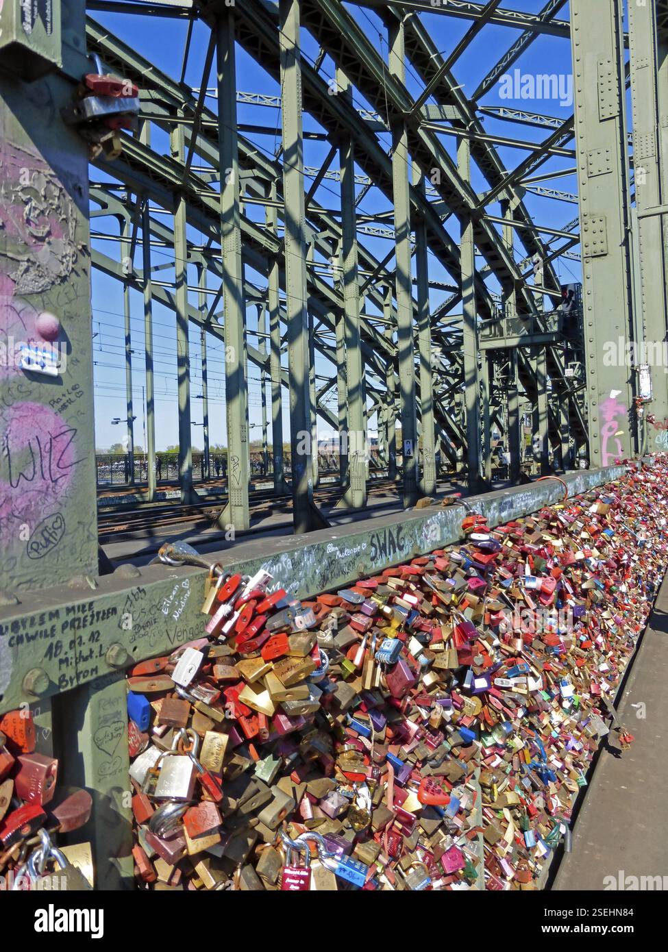 Eternal connection hi-res stock photography and images - Alamy