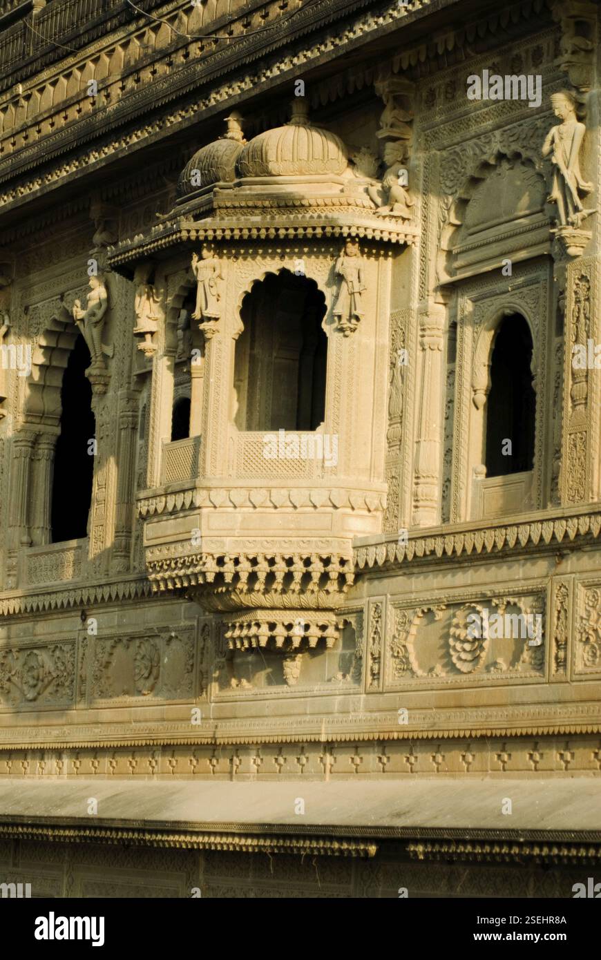 Overhanging balcony hi-res stock photography and images - Alamy