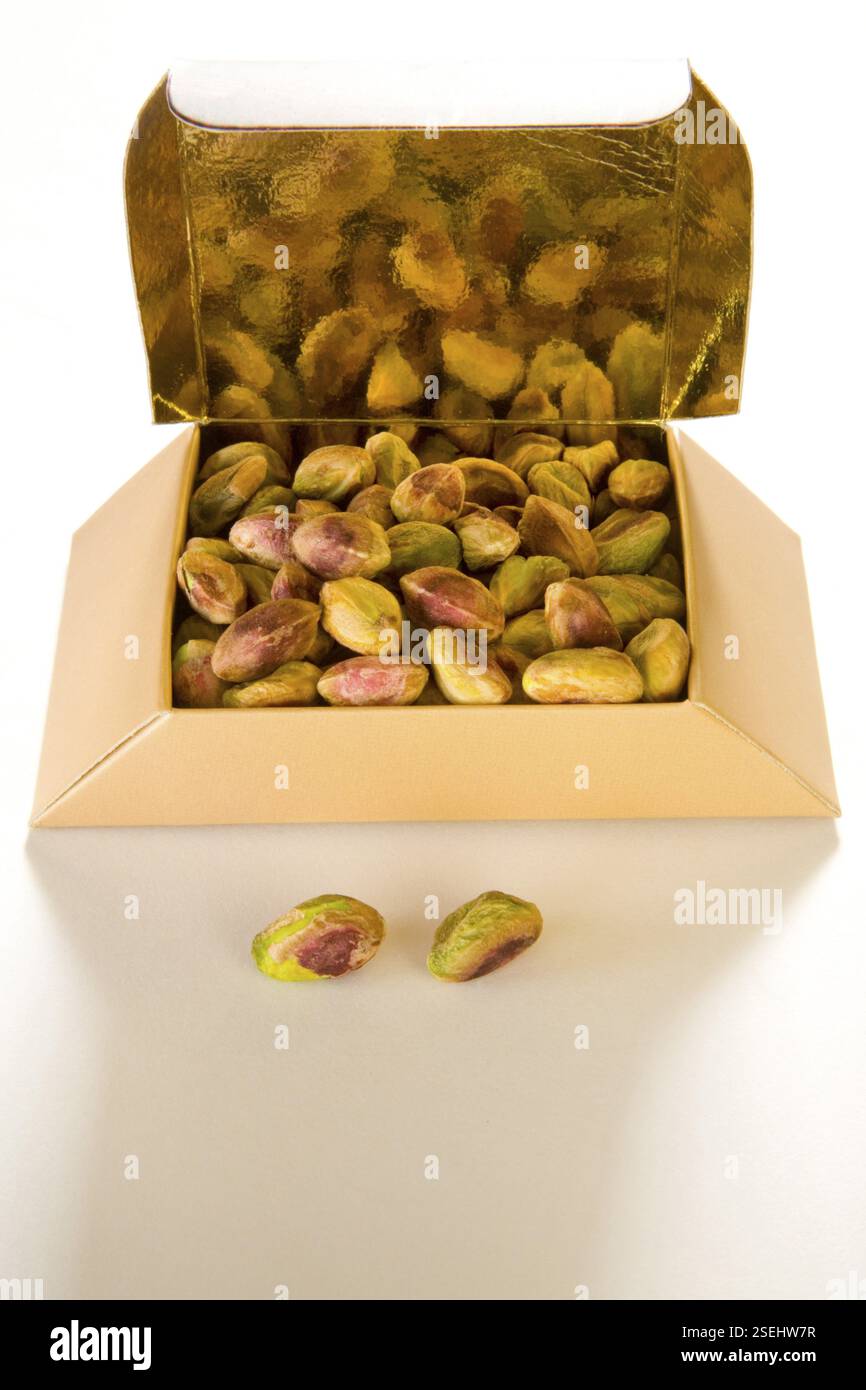 Dry fruit, whole Pistachio nuts Pista Pistacia vera in gift box Stock ...