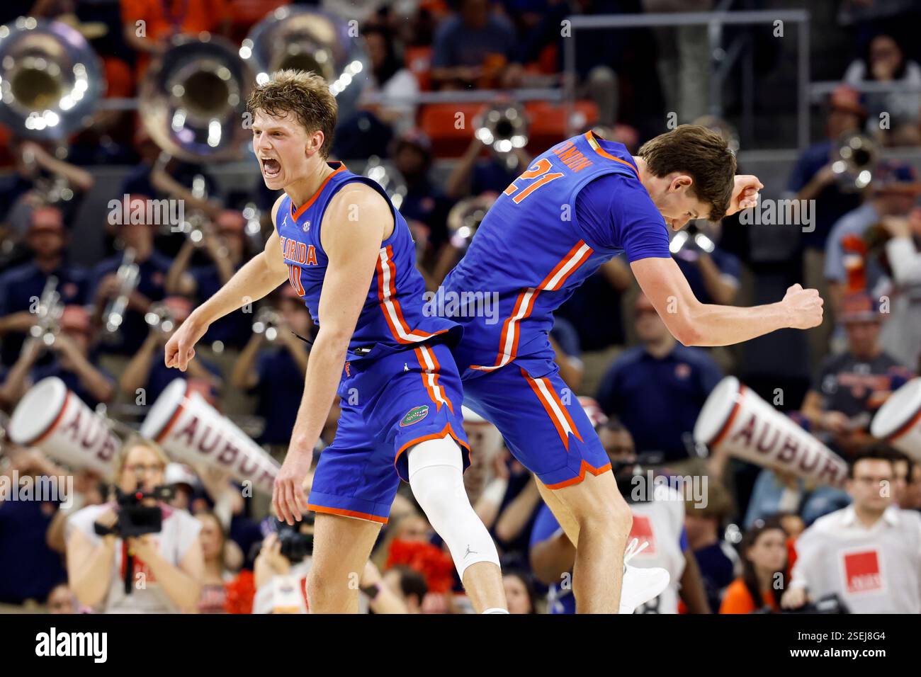 Florida forwards Thomas Haugh, left, and Alex Condon (21) celebrate ...