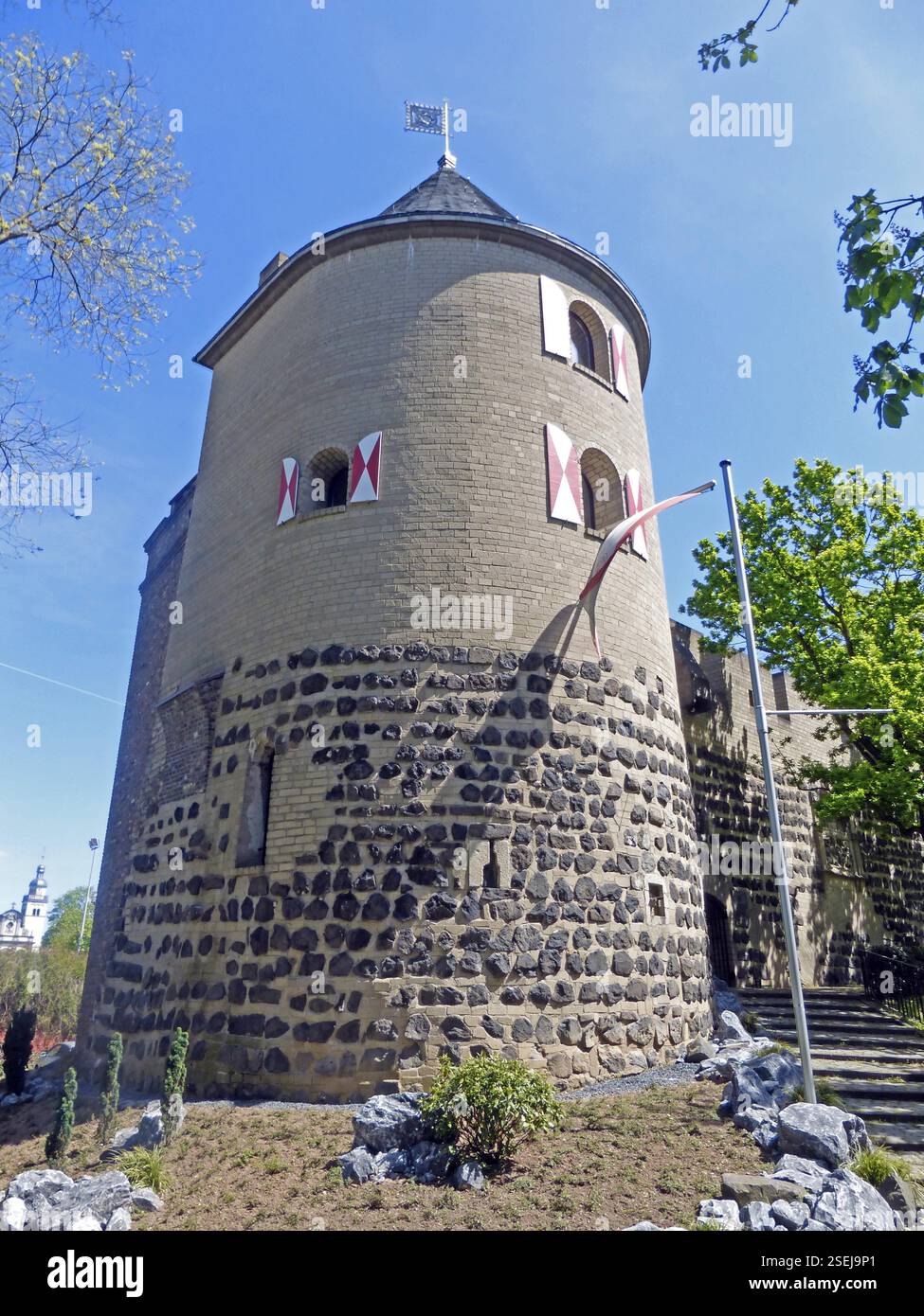 City wall with watchtowers hi-res stock photography and images - Alamy