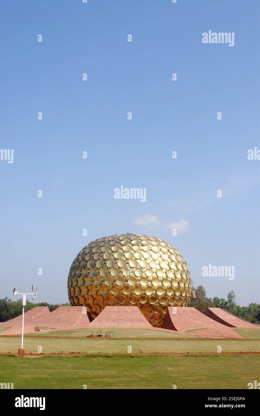 Matrimandir meditation Centre golden metallic sphere, Auroville ...