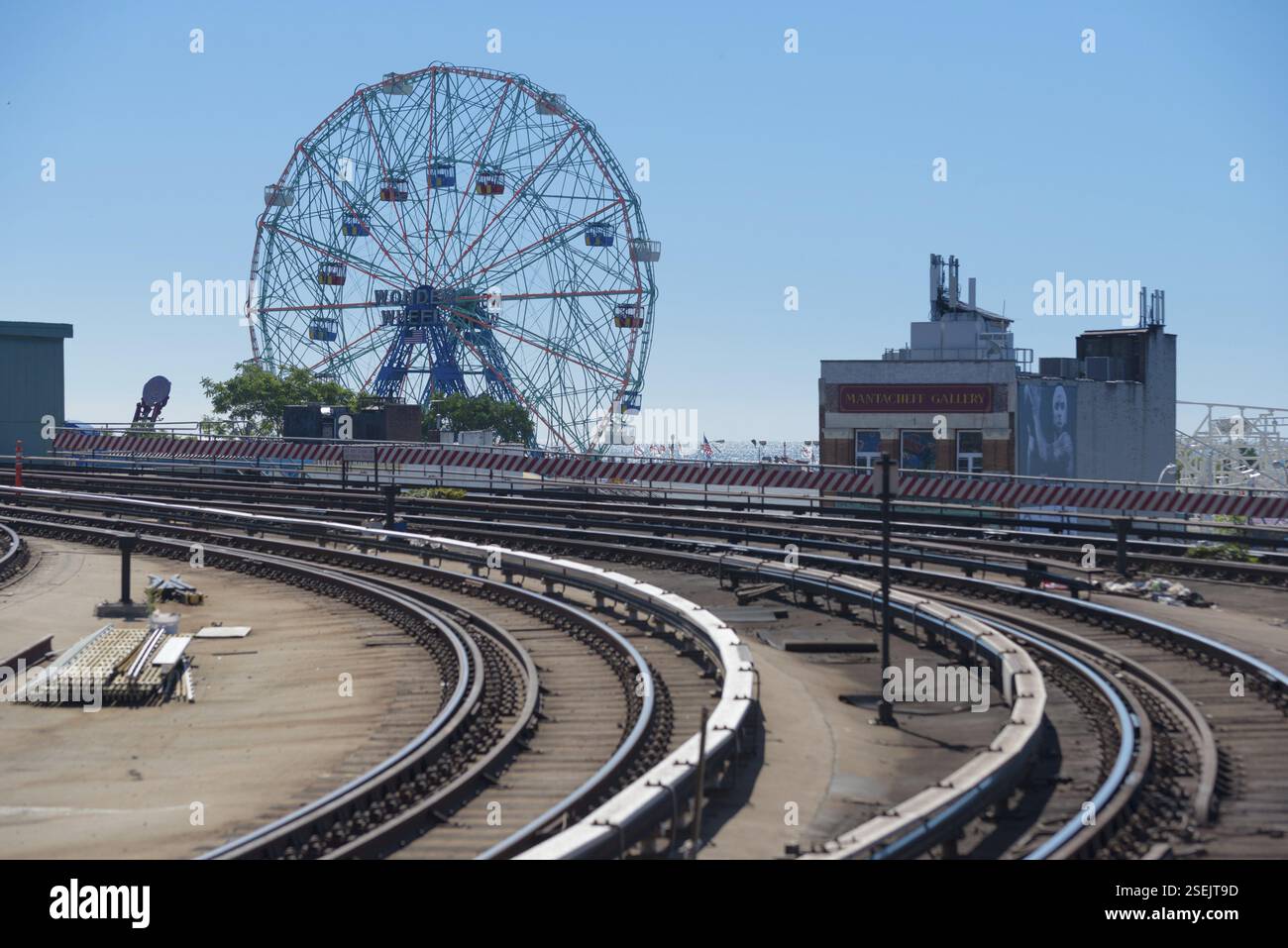 Wonder wheel of Coney Island luna park over subway tracks, Brooklyn ...