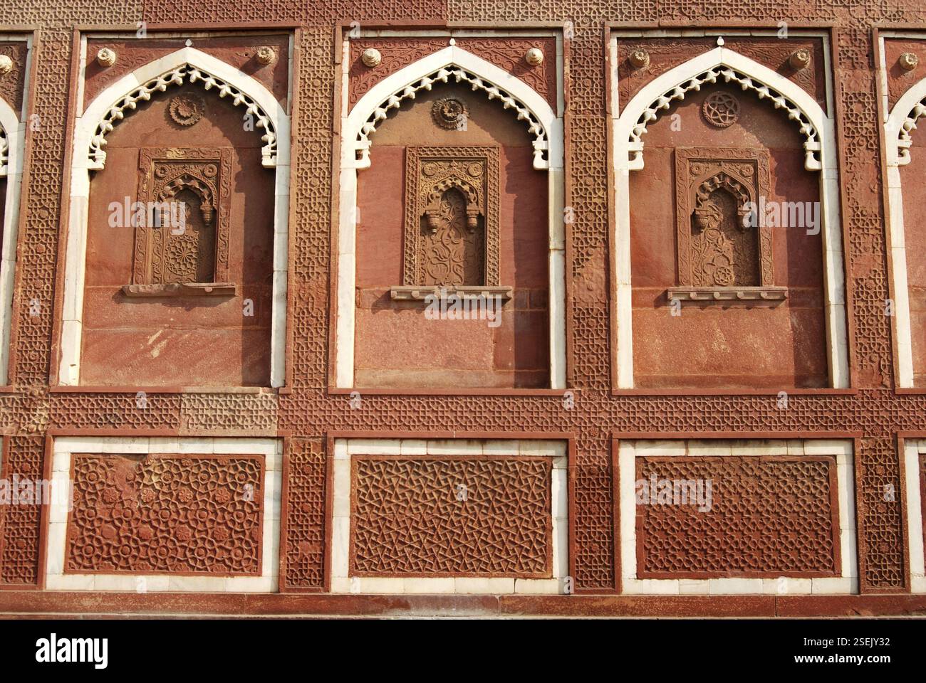 Carved frames of outer wall of jahangir palace inside red fort, Agra ...