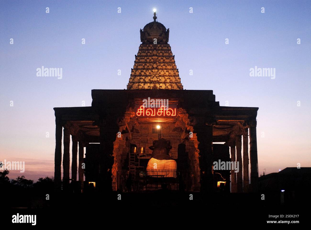 Sunset with illuminated Brihadeshwara temple and Nandi Mandapam ...