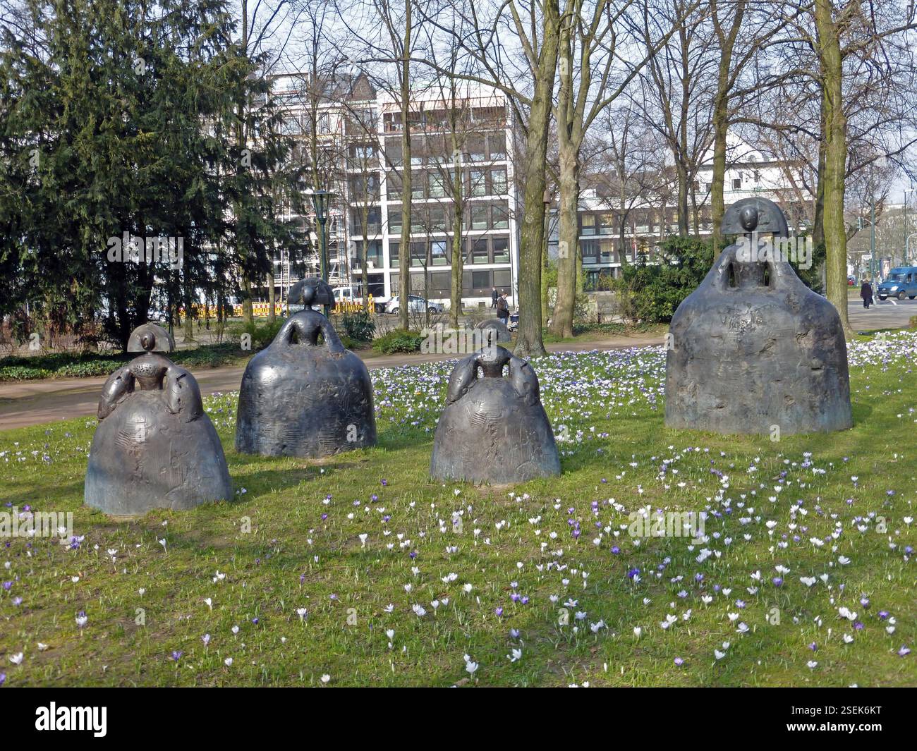 Duesseldorf, Hofgarten, Meninas, sculptures, Spanish artist Manolo ...