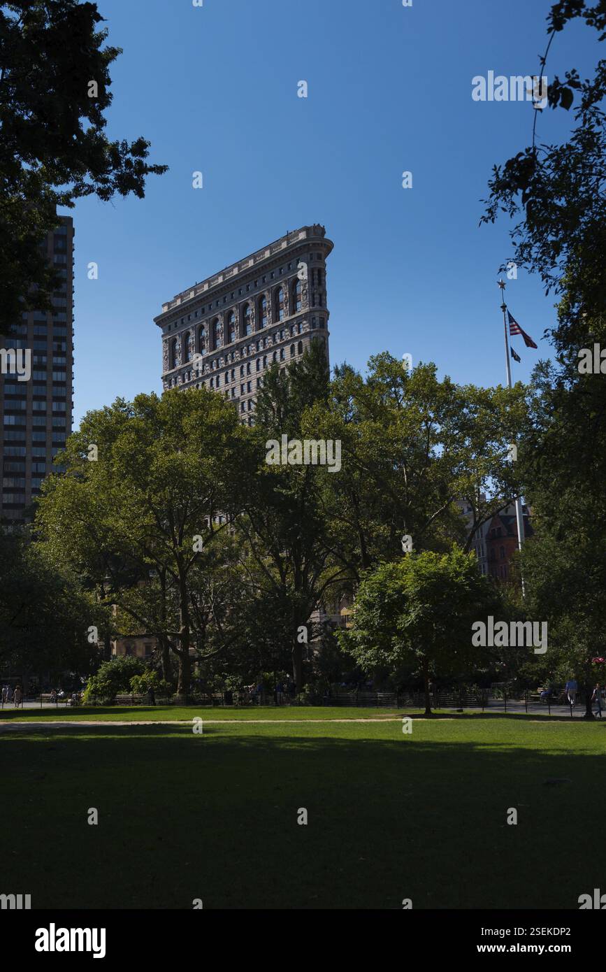 Flatiron building from Madison Square park in Manhattan, New York, USA ...