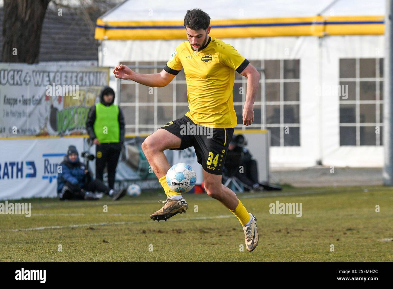 Aldin Dervisevic (Eintracht Hohkeppel, 34) am Ball, Spielszene ...