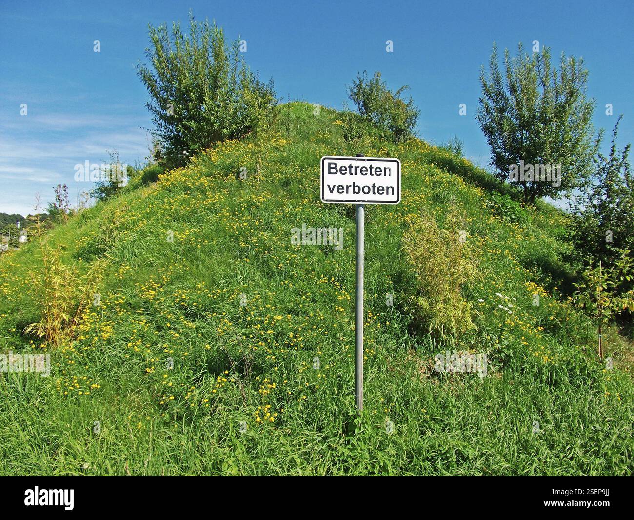Hill, no trespassing sign Stock Photo - Alamy