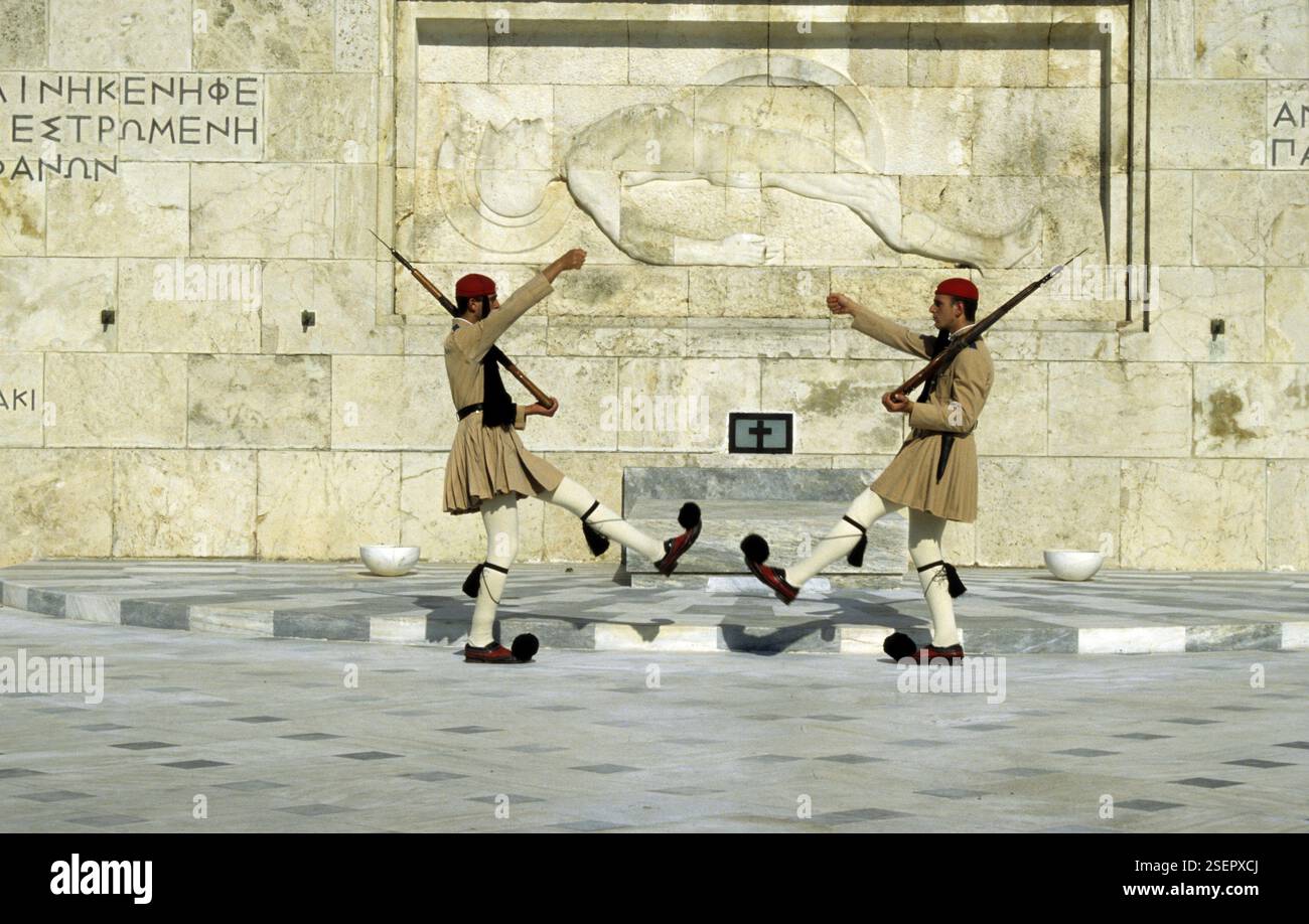 Greek soldiers at the parliament in Athens Stock Photo - Alamy