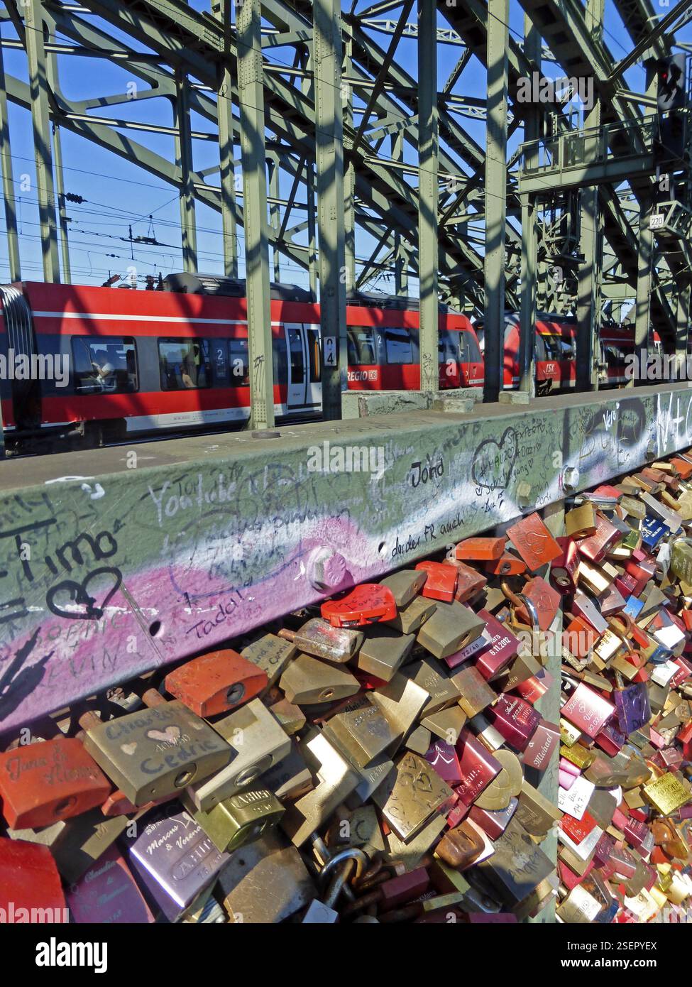 Cologne, Hohenzollern Bridge, railway bridge, castles eternal love ...