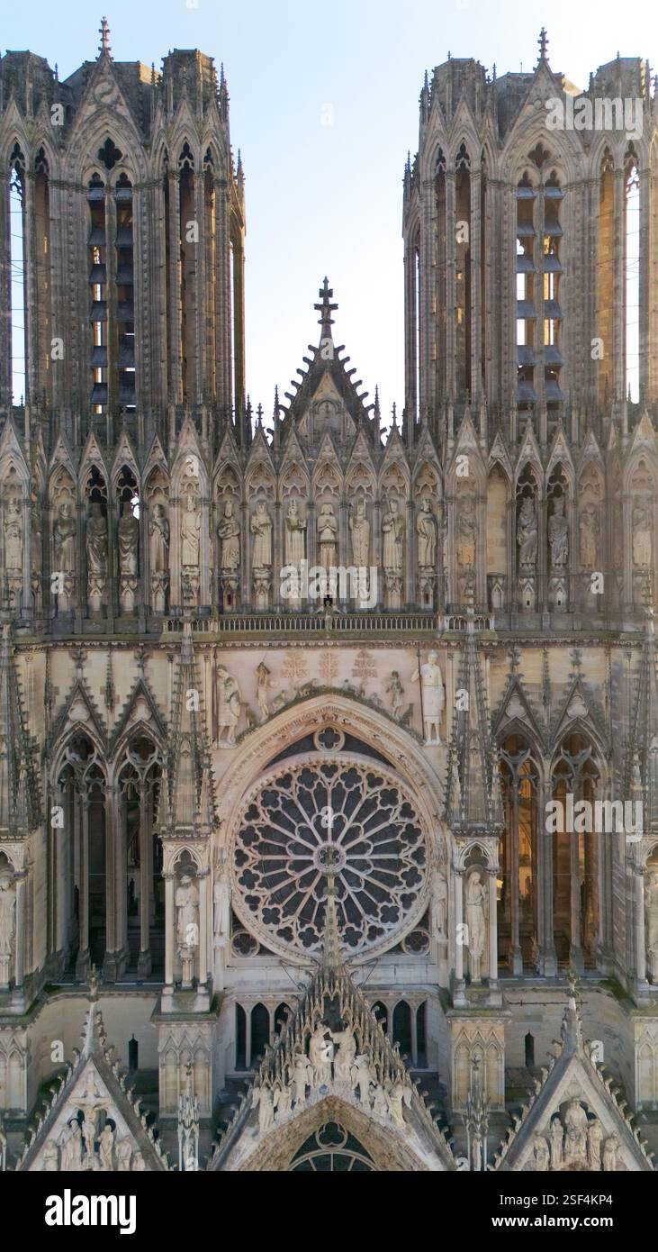 Close-up view of the magnificent Gothic facade of Reims Cathedral ...