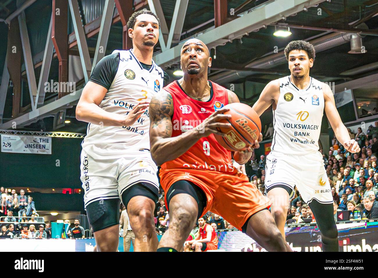 Chemnitz, Deutschland 08. Februar 2025: 1.BBL - 2024/2025 - Niners Chemnitz vs. Basketball Löwen ...