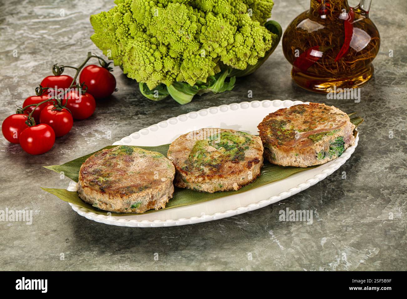 Roasted tuna medallion with broccoli cabbage Stock Photo - Alamy