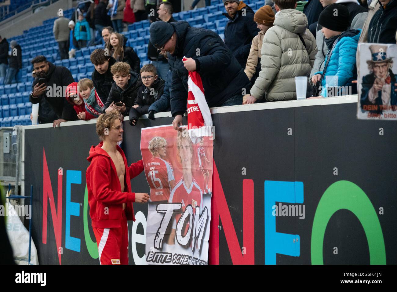Tom Rothe (1. FC Union Berlin, #15),schenkt sein Trikot enem Fan der ...