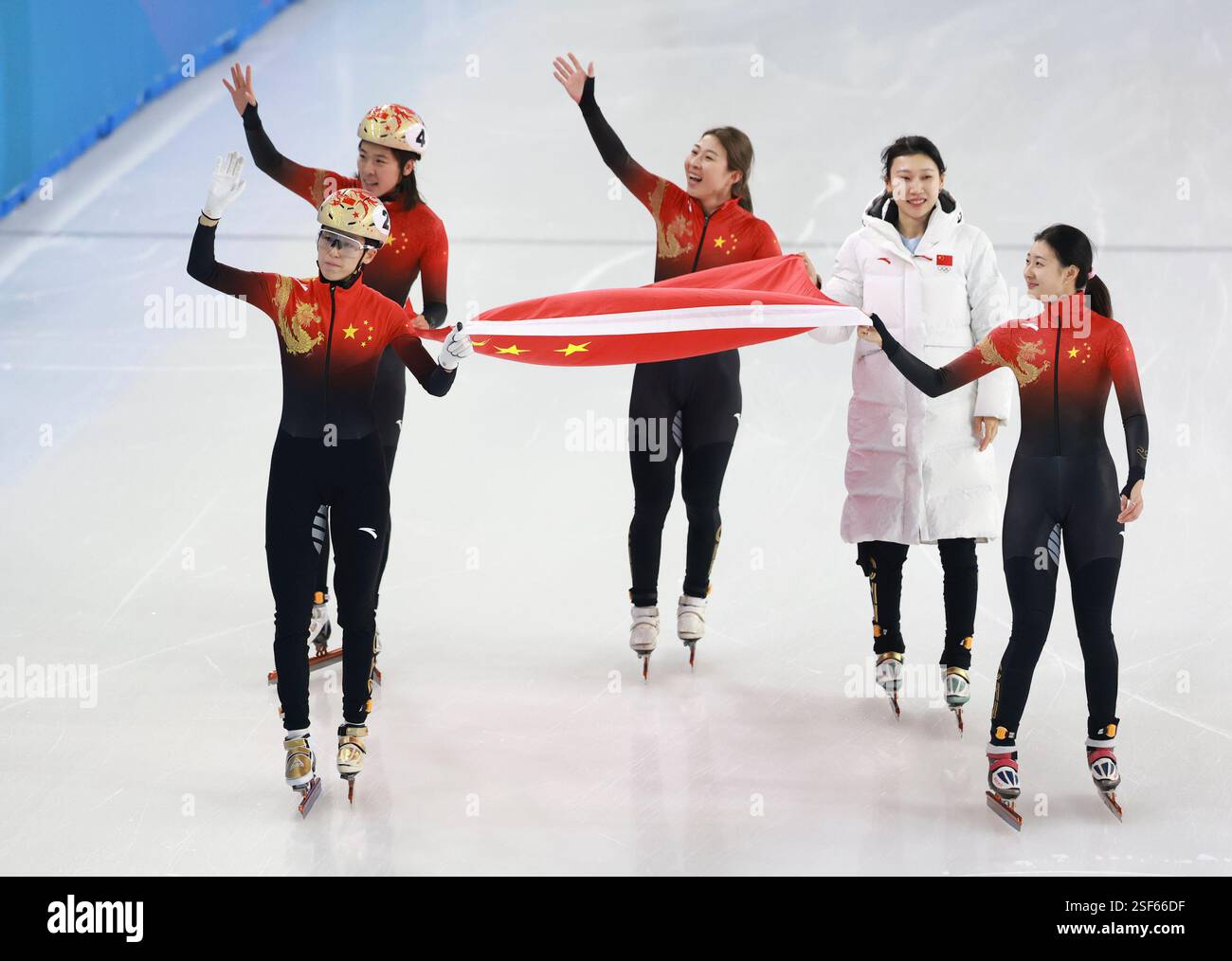 (250209) -- HARBIN, Feb. 9, 2025 (Xinhua) -- Members of team China ...