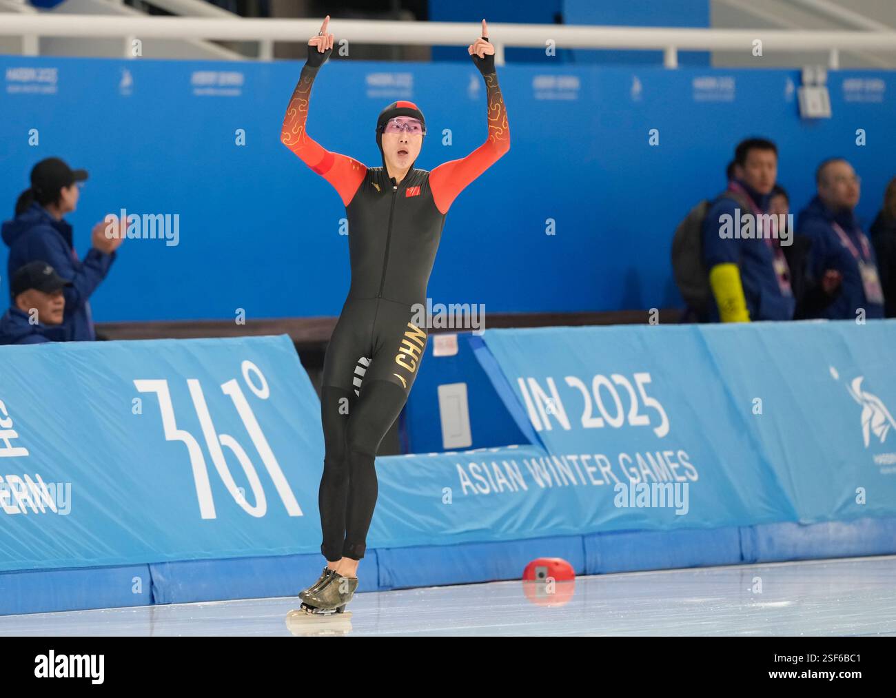 (250209) -- HARBIN, Feb. 9, 2025 (Xinhua) -- Wu Yu of China celebrates ...