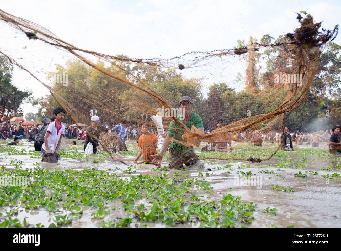 (250209) -- SIEM REAP, Feb. 9, 2025 (Xinhua) -- A man casts his fishnet ...
