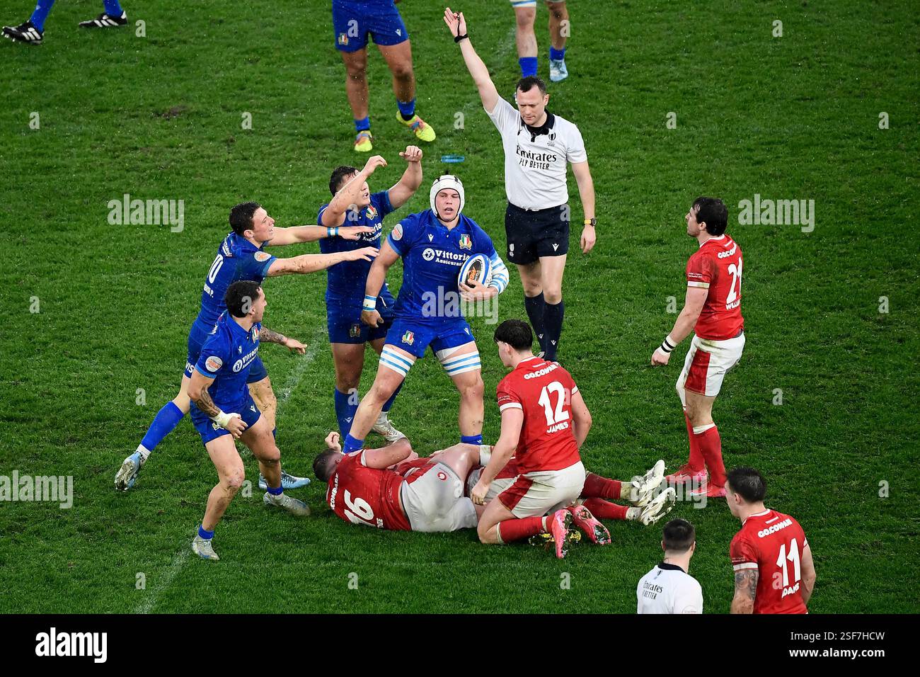 Italian players celebrate the victory at the end of the Six Nations ...