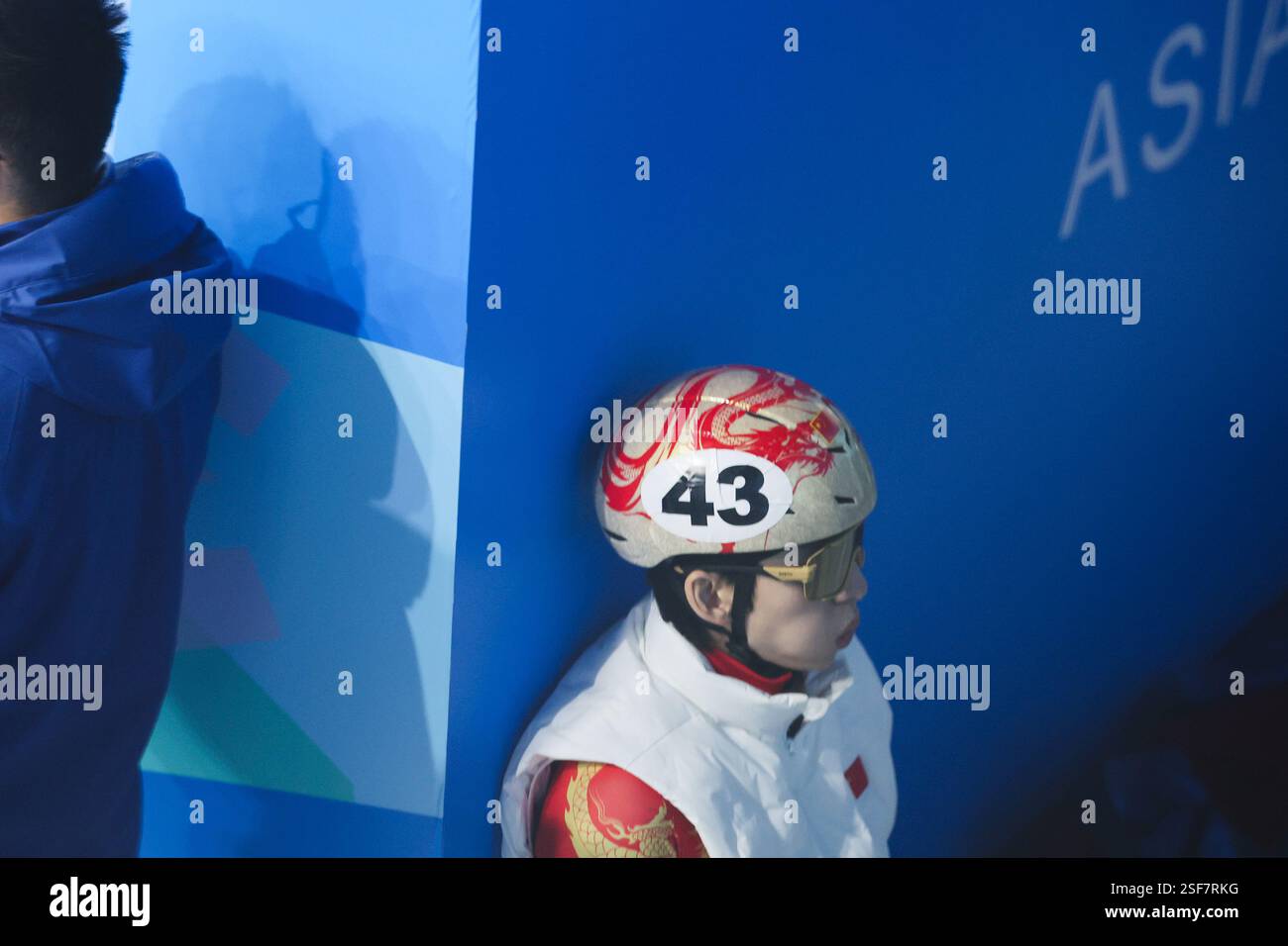 (250209) -- HARBIN, Feb. 9, 2025 (Xinhua) -- Lin Xiaojun of China takes ...