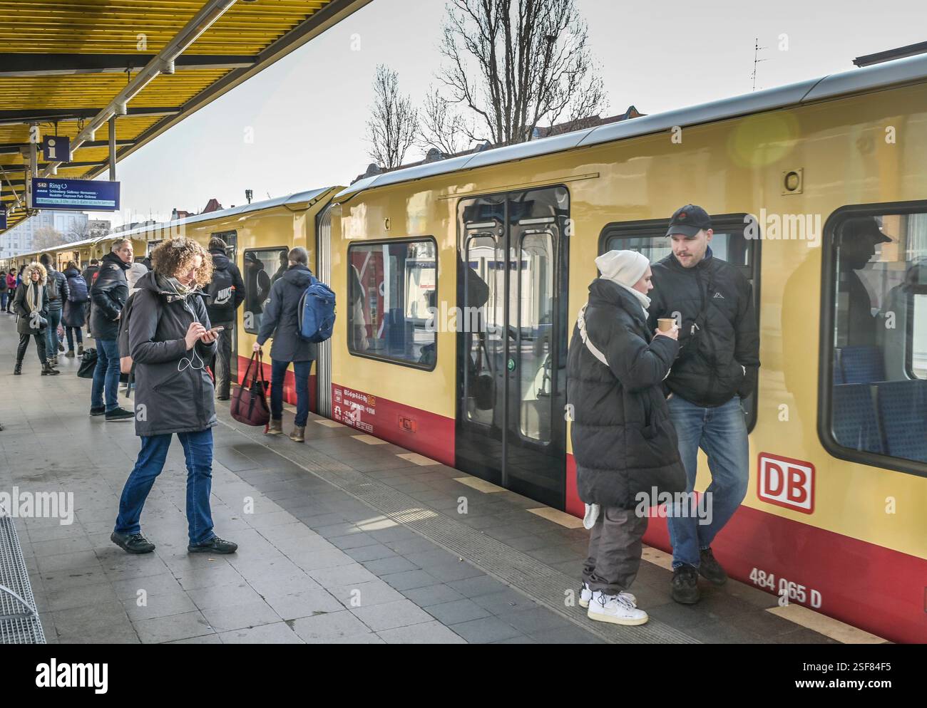 Ringbahn S 42, Bahnhof Bundesplatz, Friedenau, Tempelhof-Schöneberg ...
