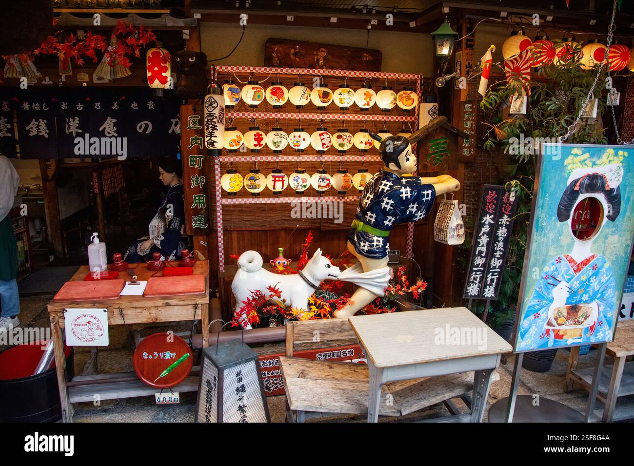 Famous Okonomiyaki restaurant, Issen Yoshoku with statue of dog biting ...