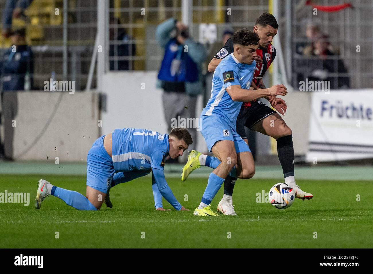 Kampf um den Ball von Pascal Testroet (FC Ingolstadt 04, #37) mit ...