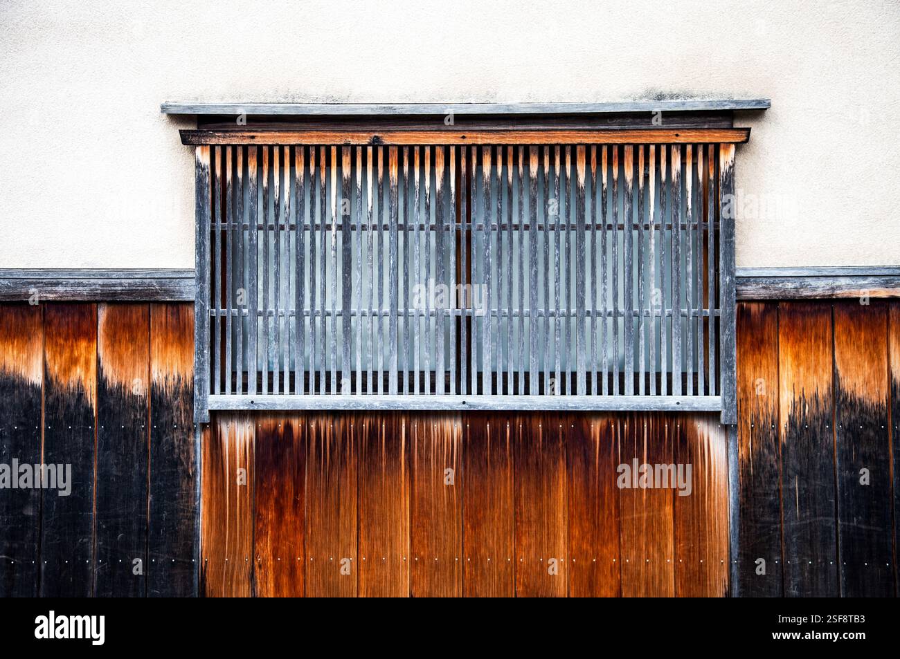 Wooden exterior wall with window of an old Japanese house in Gion ...