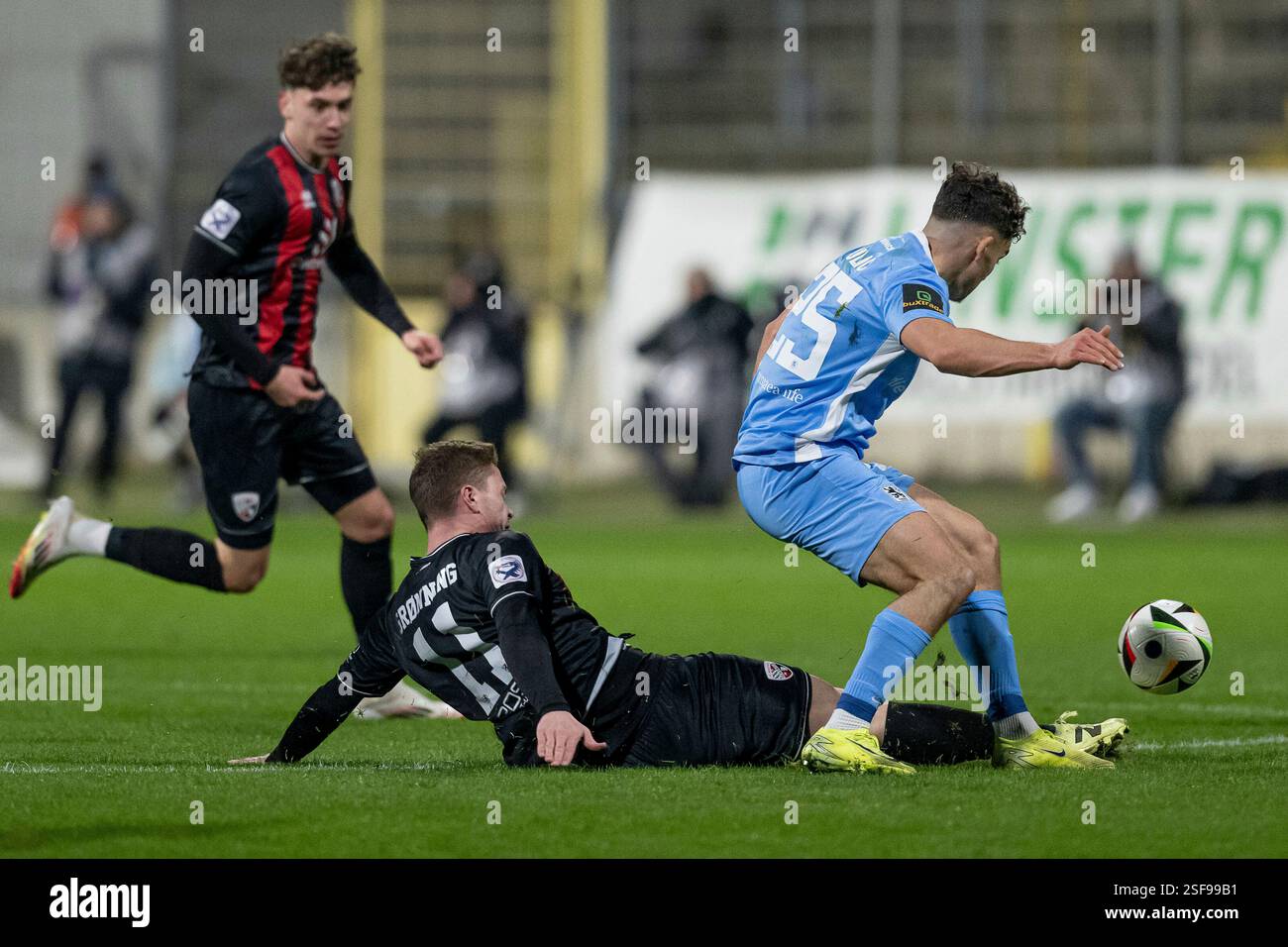 Muenchen, Deutschland. 08th Feb, 2025. Kampf um den Ball/Zweikampf ...