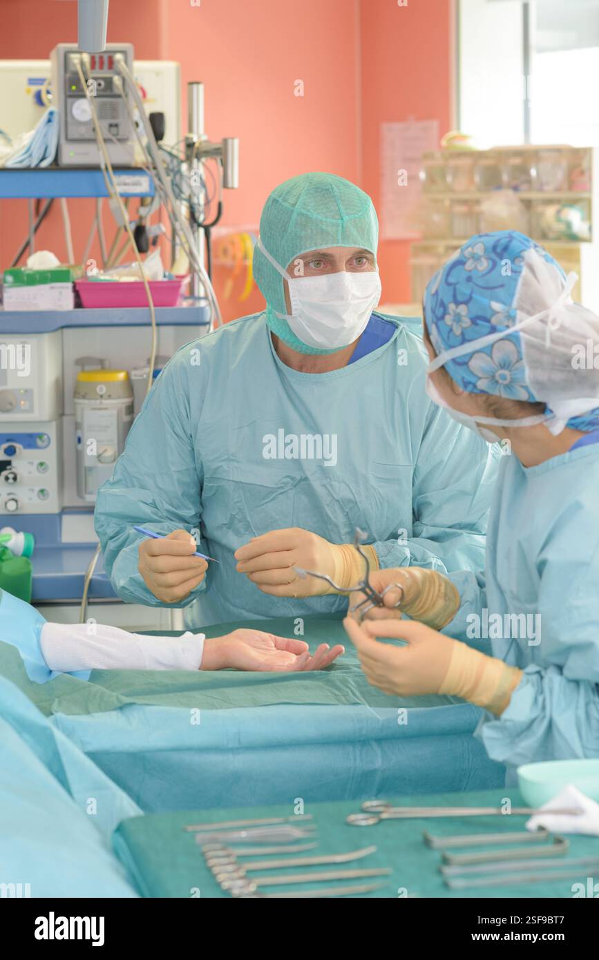 Medical team performing operation hi-res stock photography and images ...