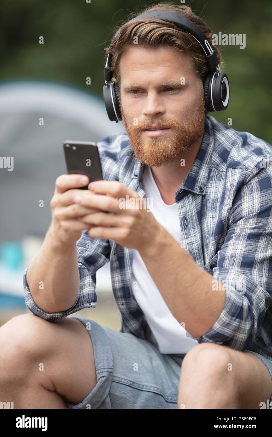 young men listening to an mp3 player Stock Photo - Alamy