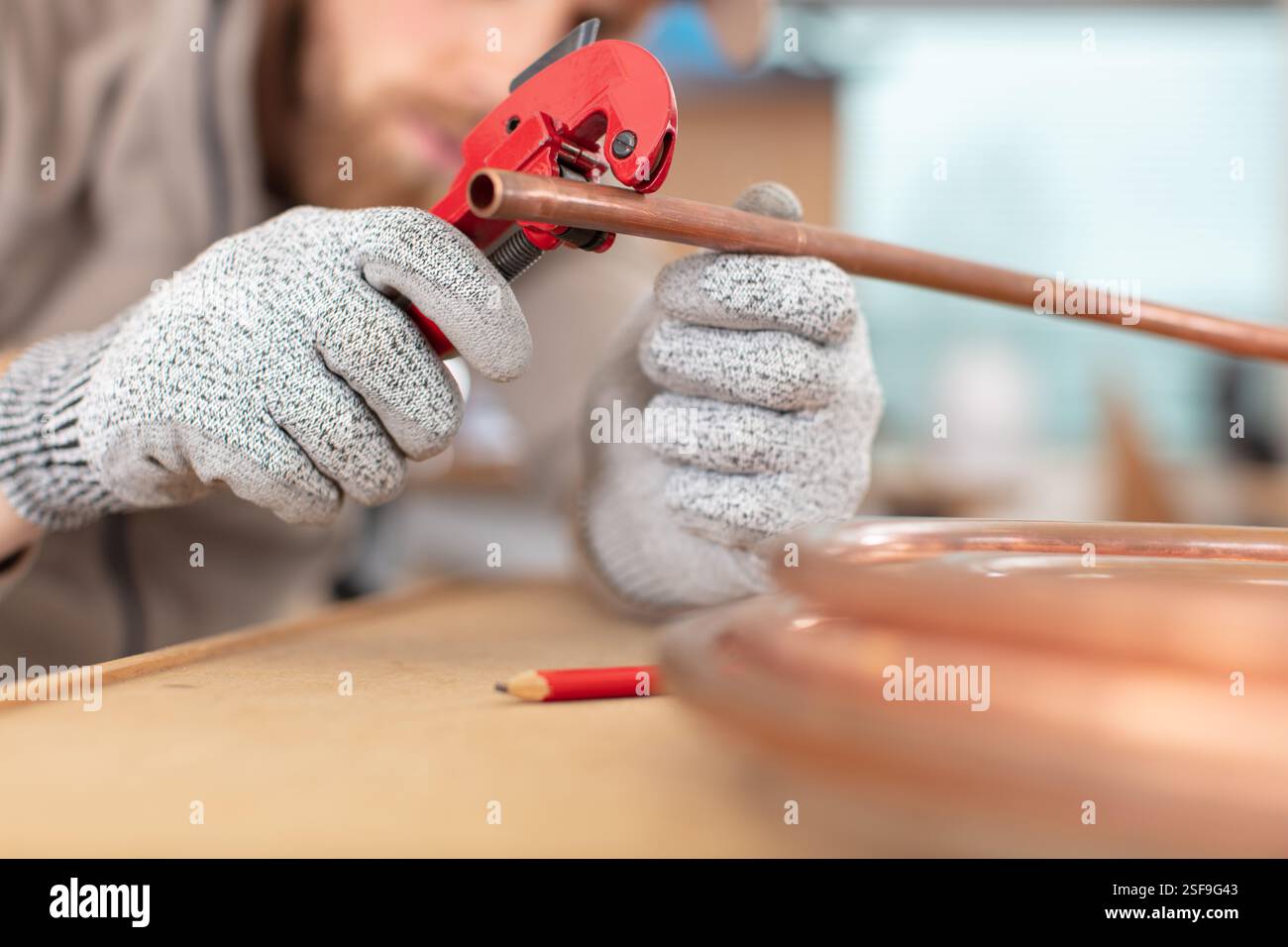 plumber cutting a copper pipe with a pipe cutter Stock Photo - Alamy