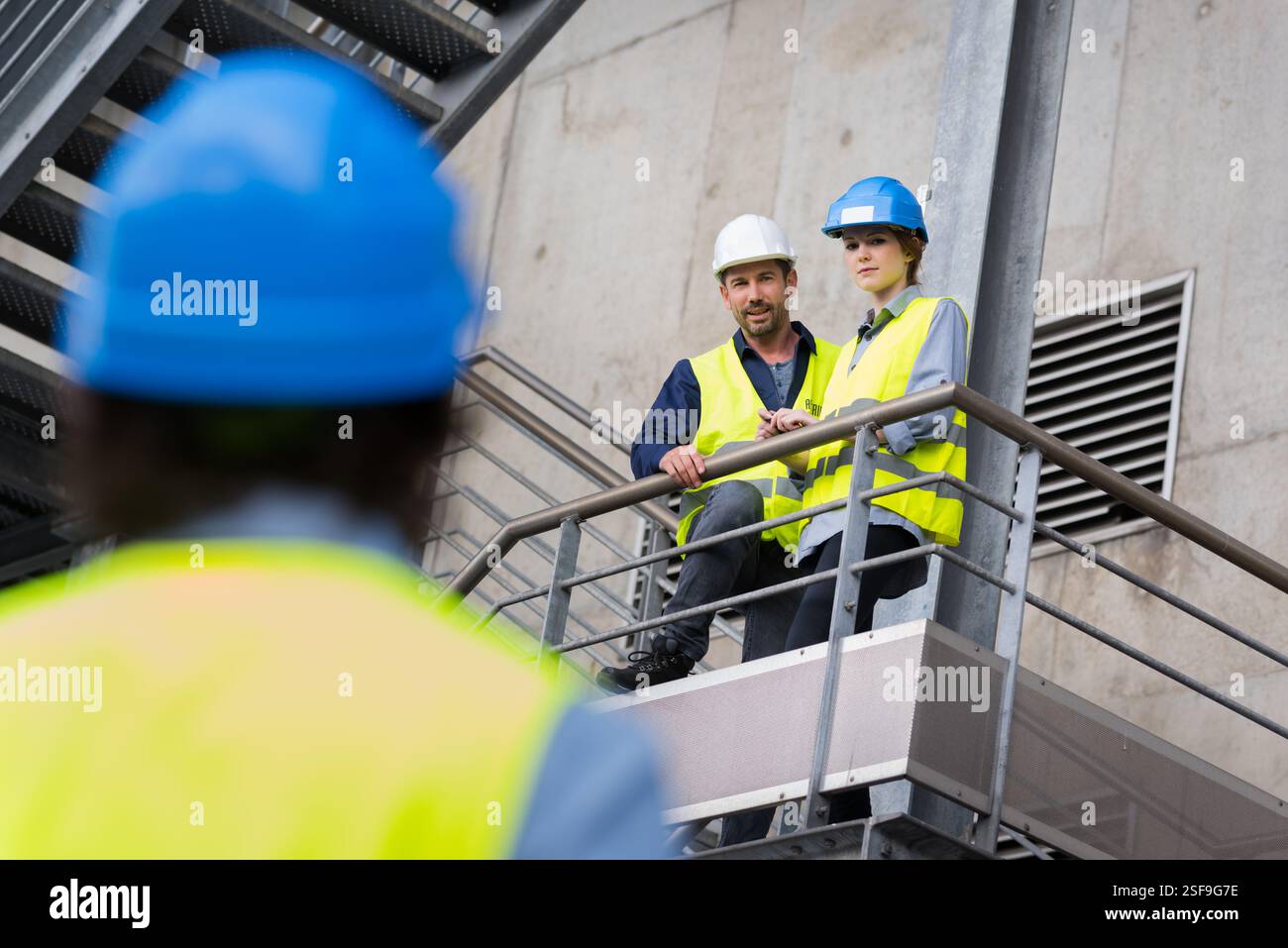 Team engineers looking new hi-res stock photography and images - Alamy