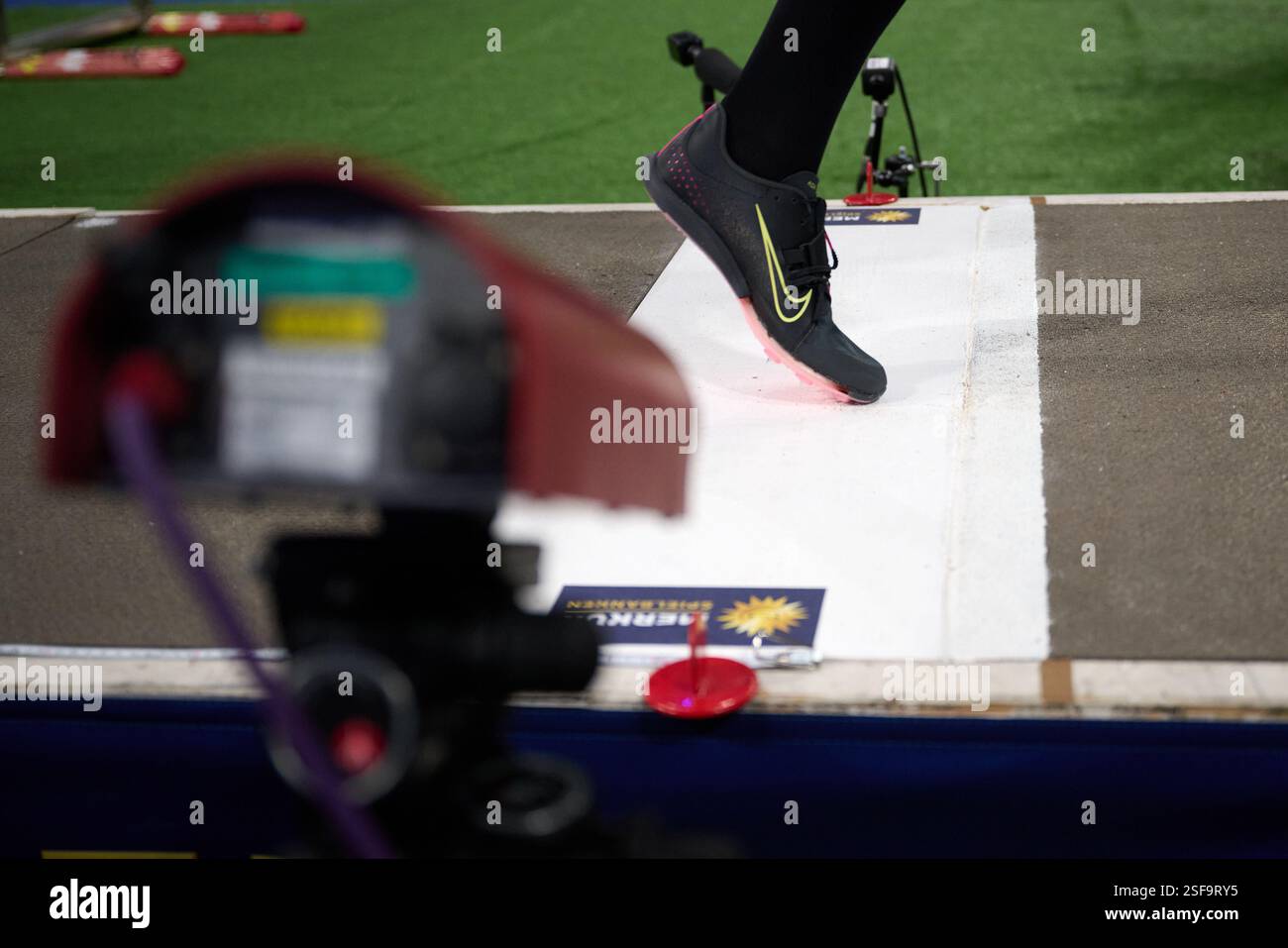 Duesseldorf, Germany. 09th Feb, 2025. Athletics/hall, meeting: A long jumper jumps from the new ...