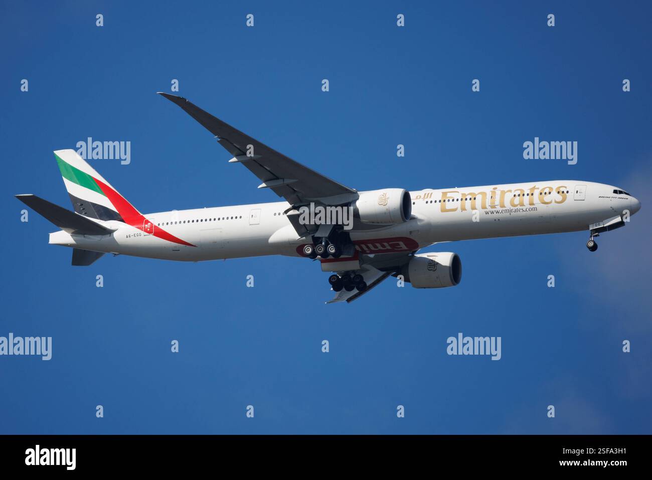 Die Boeing 777-31HER B77W der Fluglinie Emirates EK / UAE mit der ...